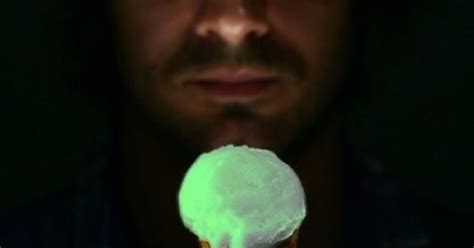 야광 아이스크림 한 숟가락에 무려 24만원 아이스크림에 형광물질은