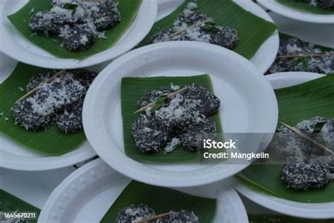 Ongolongol은 인도네시아 서부 자바의 전통 스낵 중 하나입니다 사고 가루와 흑설탕으로 만들고 그 위에 강판 코코넛을