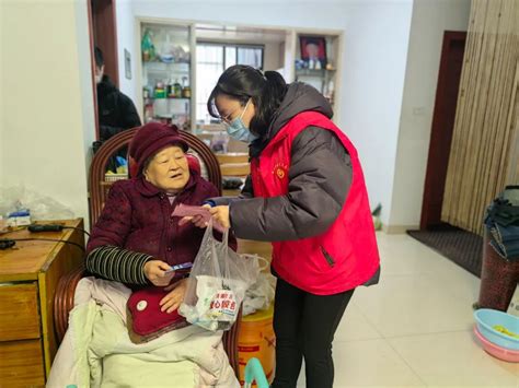 暖龙游60老人收到防疫包
