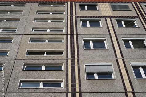 Teilaufnahme Ddr Plattenbau Fassade In Berlin Bei Sonnenschein Foto De