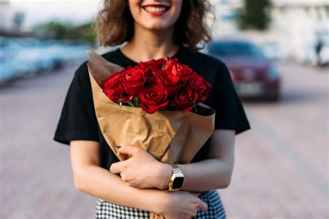 Significado De Las Rosas En San Valent N Qu Tono Es Una Declaraci N De Amor Glamour