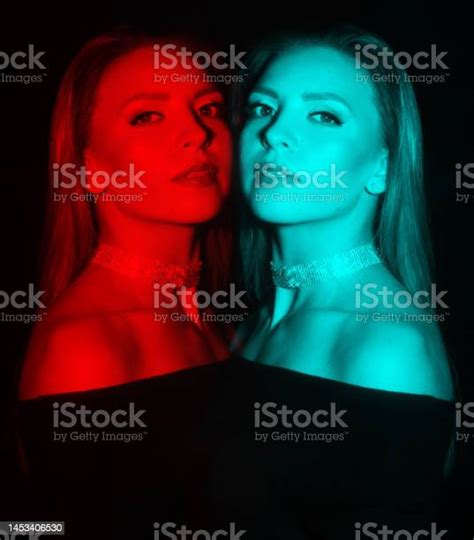 Rgb 색상 분할 효과 스타일의 검은 드레스와 멋진 보석 스튜디오 초상화를 가진 아름다운 여자 3차원 형태에 대한 스톡 사진 및 기타 이미지 Istock