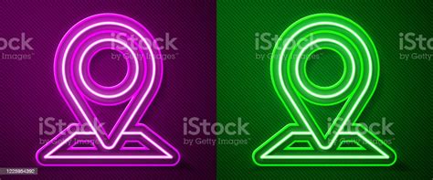 보라색과 녹색 배경에 격리 빛나는 네온 라인지도 핀 아이콘 네비게이션 포인터 위치 지도 Gps 방향 장소 나침반 검색 개념 벡터 일러스트레이션 0명에 대한 스톡 벡터 아트