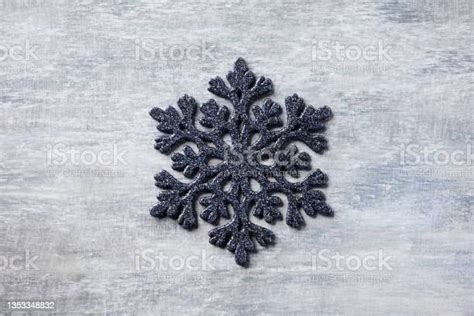 나무 배경에 크리스마스 장식 맨 위 보기입니다 닫습니다 공간을 복사합니다 0명에 대한 스톡 사진 및 기타 이미지 0명 겨울 계절 Istock