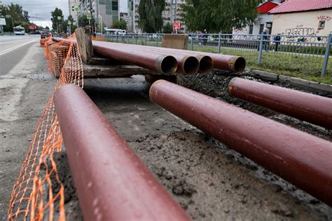 누워 또는 지하 폭풍 하수 파이프의 교체 도시에서 물 메인 위생 하수 빗물 배수 시스템의 설치 도랑에 철 배수 파이프주조 관로에 대한 스톡 사진 및 기타 이미지 Istock