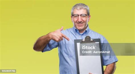 자신에 게 놀라운 얼굴 가리키는 손가락으로 격리 된 배경 위에 잘생긴 수석 관리자 남자 지주 클립보드 가리키기에 대한 스톡 사진 및 기타 이미지 Istock