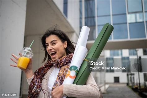 교수진 건물 옆에 서서 청사진이 적힌 서류를 손에 들고 있는 여학생의 초상화 30 34세에 대한 스톡 사진 및 기타 이미지 30 34세 Z세대 거리 Istock