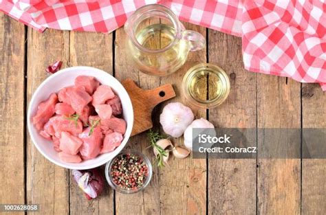 위에서 볼의 원시 돼지고기 식사 그릇 마늘 양파 로즈마리 후추 기름과 백그라운드에서 체크 무늬 레드 식탁보 조끼 고기에 대한 스톡 사진 및 기타 이미지 Istock