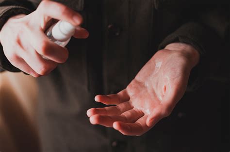 코로나 바이러스에 알코올 스프레이를 적용 하는 손의 클로즈업 가까이 세균 박테리아 코로나 바이러스 및 바이러스의 확산을 방지하기 위해 살균 스프레이 방부제 및 소독제