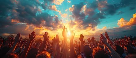 Copia El Fondo Del Espacio Manos En Grupo Sosteniendo La Cruz Cristiana