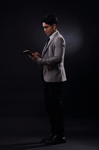 전체 길이 스냅 그림 비즈니스 남자 서 회색 양복에 흰 셔츠에 검은 바지 어두운 색에 대한 스톡 사진 및 기타 이미지 어두운