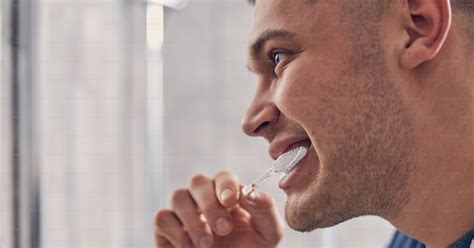 치약의 도움으로 치아를 청소하는 잘 생긴 갈색 머리 남성의 사진을 닫습니다 사진 Unsplash의 가정용 욕실 이미지