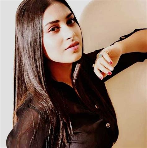 Good Looking Indian Chicks Love Posing In Various Scenes 16 Photos