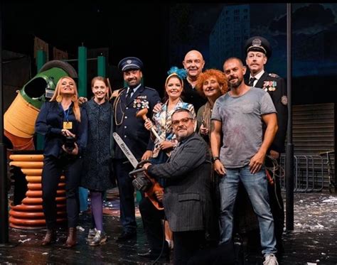 Боби Турбото е полицай в новата постановка Една задръстена звезда Хай Клуб