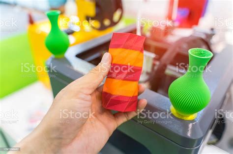 꽃병 클로즈업 오브젝트가 3d 프린터 클로즈업으로 손 진보적 현대 첨가제 기술 40 산업 혁명 3차원 형태에 대한 스톡 사진 및 기타 이미지 Istock