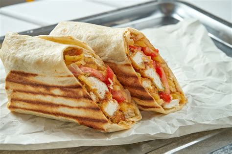 피타 빵에 채소 소스 치킨 너겟을 곁들인 식욕을 돋우는 도너 롤은 가벼운 배경에 종이에 제공됩니다 전통 길거리 음식 샤와르마 닭고기에 대한 스톡 사진 및 기타 이미지