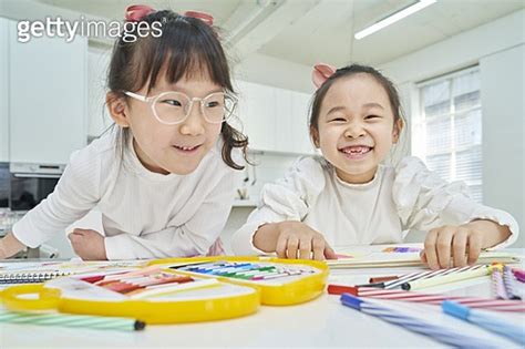 어린이친구형제자매가족미술수업레슨과외초등학교학교집작업실한국인 이미지 A12537897 게티이미지뱅크