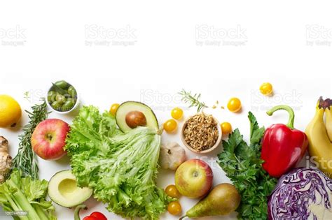 백색 배경에 고립 된 다양한 건강한 생 유기농 채소 허브 콩나물 및 과일 카피 스페이스가 있는 채식 주의자 음식 의 탑 뷰