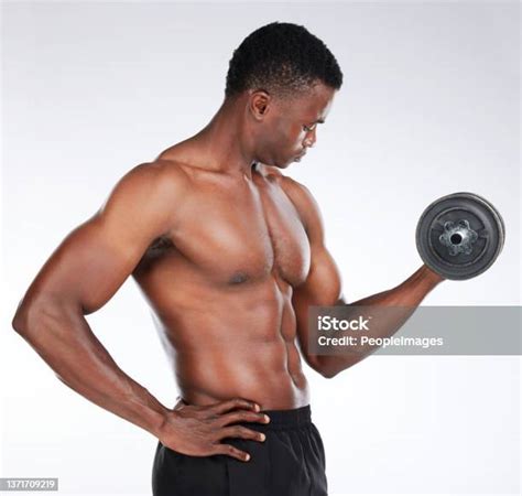 스튜디오에 혼자 서서 이두근 컬을 위해 아령을 사용하는 젊은 남자의 샷 체육관에 대한 스톡 사진 및 기타 이미지 체육관 30 34세 건강한 생활방식 Istock
