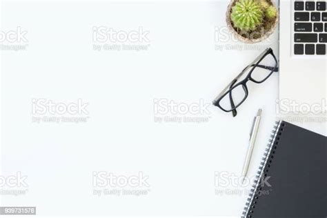 공급과 흰색 사무실 책상입니다 복사 공간 평면 상단 보기 누워 깨끗한에 대한 스톡 사진 및 기타 이미지 깨끗한 노트북 단일 이미지 Istock