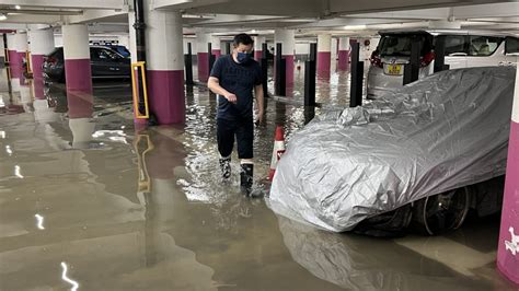 颱風小犬環翠邨停車場水浸 管理處抽走積水解困 對開迴旋處被泥水掩蓋 星島日報