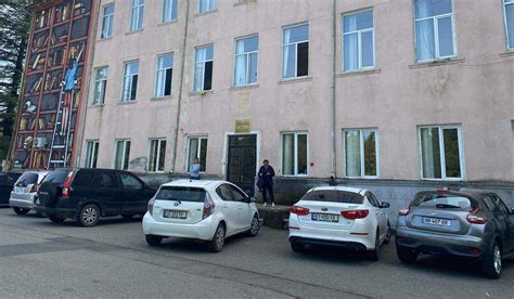 ოზურგეთში მე 4 საჯარო სკოლის დირექტორის გათავისუფლებას აპროტესტებენ