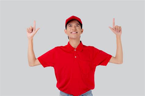 유니폼 빨간색과 모자를 쓴 젊은 아시아 남자는 흰색 배경 직원 또는 딜러 쇼 택배 및 배달 배달원 및 표현 물류 및화물에 고립