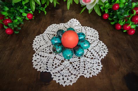 나무 보드의 배경에 부활절 달걀 흰 식탁보에 작은 파란색 메 추리 알에 둘러싸인 붉은 닭 달걀 부활절 축제 장식 0명에 대한 스톡 사진 및 기타 이미지 Istock