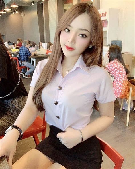 ในภาพอาจจะมี 1 คน กำลังนั่ง นางแบบ ผู้หญิง สาวสวย