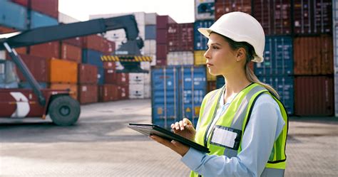 여성 정제 및 컨테이너 야외 물류 배송 및 품질 관리를 갖춘 부두의 공급망 항만 감독자 재고 관리 안전 또는 화물 검사를 위한
