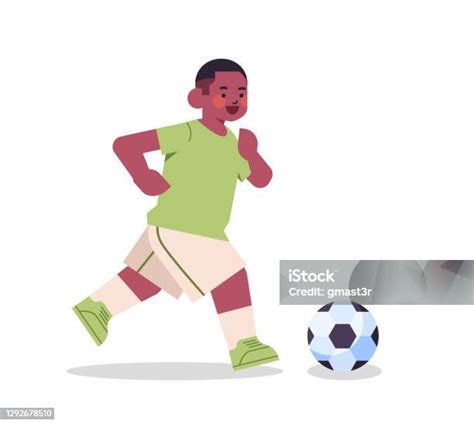 축구 건강 한 라이프 스타일 유년기 개념 전체 길이를 재생 하는 작은 아프리카 계 미국인 소년 가공의 인물에 대한 스톡 벡터 아트 및 기타 이미지 Istock