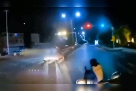 女司机横穿马路，却没躲过第二辆车