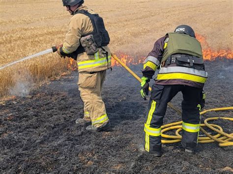 Через ворожі атаки на Дніпропетровщині постраждали люди та згоріли поля пшениці Перший