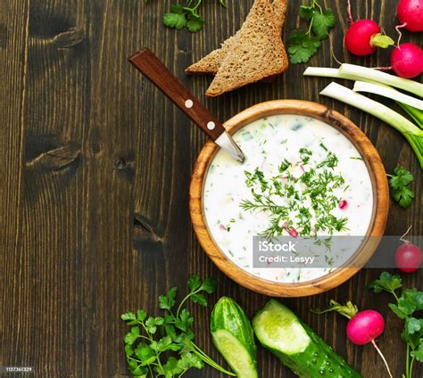 Okroshka 오이 무 계란 및 나무 테이블에 딜과 여름 가벼운 차가운 요구르트 수프 러시아 요리의 전통 요리 사워 크림에 대한 스톡 사진 및 기타 이미지 Istock