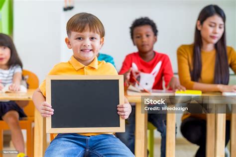 다양성 친구와 배경 학교 유치원에서 교사 학교 단어 위로 소년 지주 칠판 아이 모의 텍스트를 추가 하기 위한 칠판까지 아이에 대한 스톡 사진 및 기타 이미지 Istock