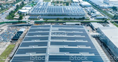 창고 공장의 상위 뷰 태양 전지 녹색 생태 전기를 생산하기 위한 산업 건물 지붕에 태양 광 발전 패널 시스템 전원 또는 태양 전지 재생 가능 에너지 생산 공장 산업 건물에