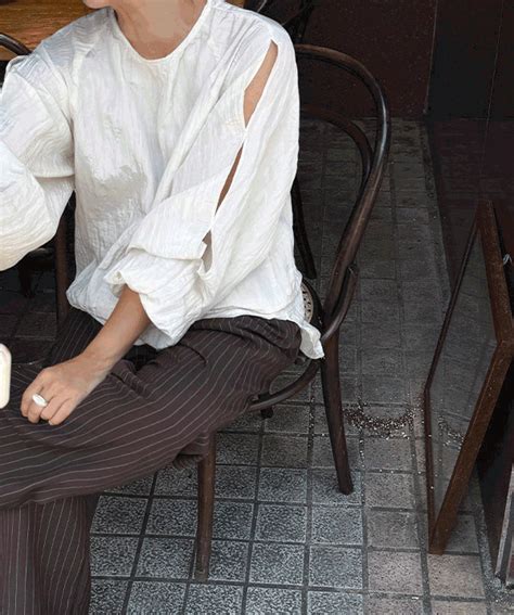 레토 슬릿 블라우스 Ivory 에이블리