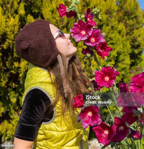 사랑 스러운 소녀 킁 보라색 꽃입니다 여자와 꽃 여름 자연과 재미 여름 방학 귀여운에 대한 스톡 사진 및 기타 이미지 귀여운 꽃 식물 드레스 Istock