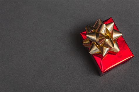 검은 색 배경에 금색 활이있는 아름다운 선물 빨간 상자가 복사 공간을 가진 상단 보기 검은색에 대한 스톡 사진 및 기타 이미지