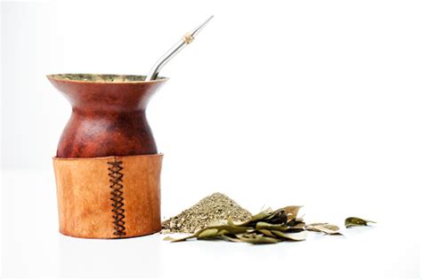 예르바 마테 차 와 코카잎 에서 칼라바시 박 보필라 스틱 제공 에 나무 컵 홀더 스톡 사진 0명에 대한 스톡 사진 및 기타