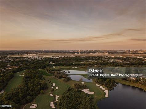 2021년 1월 플로리다 주 센트럴 웨스트 팜 비치에서 다채로운 일몰의 공중 장면 가로등에 대한 스톡 사진 및 기타 이미지 가로등 거리 경관 Istock