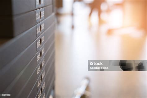 피트 니스 시설 센터 체육관 인테리어 스포츠 훈련 에어로빅 운동 운동을 보디 빌딩에 대 한 장비를 갖춘 헬스 클럽 0명에 대한 스톡 사진 및 기타 이미지 Istock