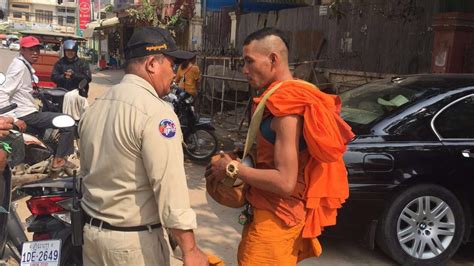 ព្រះសង្ឃក្លែងក្លាយ ស្លៀកស្បង់ជីពរពាក់ស្រោមជើងដើរបិណ្ឌបាតតាមផ្លូវត្រូវកម្លាំង