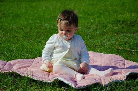 공원에서 푸른 잔디에 분홍색 격자 무늬에 밝은 옷에 아기 신생아는 더운 날에 밖으로 작은 소녀는 녹색 잔디밭에 격자 무늬에 재생 귀여운에 대한 스톡 사진 및 기타 이미지