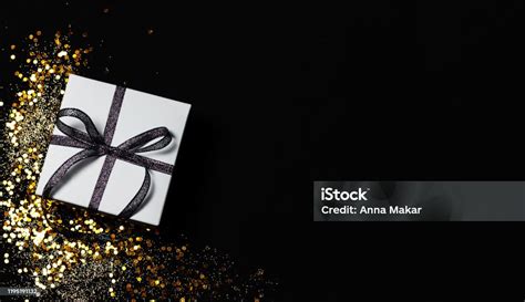 실버 리본과 골드 색종이와 검은 배경에 반짝 흰색 선물 상자 상단 보기 복사 공간 0명에 대한 스톡 사진 및 기타 이미지 0명 개념 검은색 Istock
