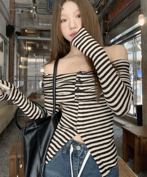 [여리해 ] 단가라 스트라이프 버튼 오프숄더 트임 긴팔 티셔츠 에이블리