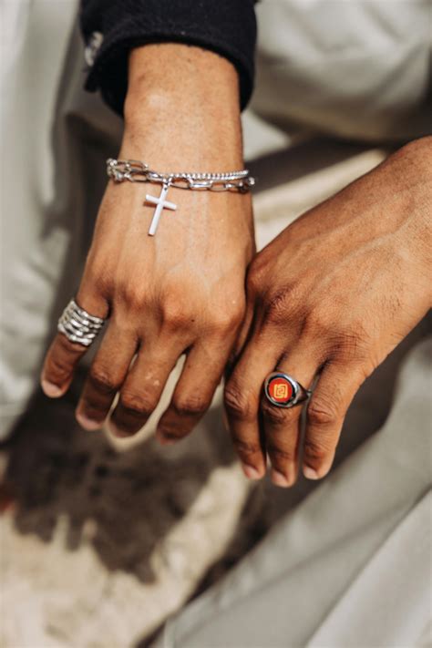 가죽 바지 갈색 가죽 럭셔리 매우 복잡한 목걸이 미니멀리스트 패션 반지 베이지 보석 부드러운 조명 손 손목 수직 쐈어 숙녀 스타일 스타일리쉬한