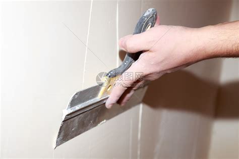 男手用抹刀对齐墙壁高清图片下载 正版图片502887721 摄图网