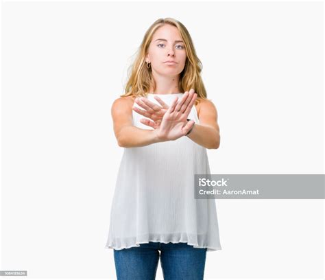 격리 된 배경 제거 식 교차점 팔과 손바닥 음수 부호 성 난 얼굴을 하 고 아름 다운 젊은 우아한 여자 개념에 대한 스톡 사진 및 기타 이미지 Istock