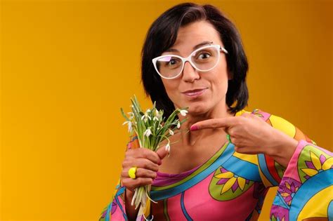 Chica Guapa Con Gafas Y Campanillas Con Emociones Divertidas Foto Premium